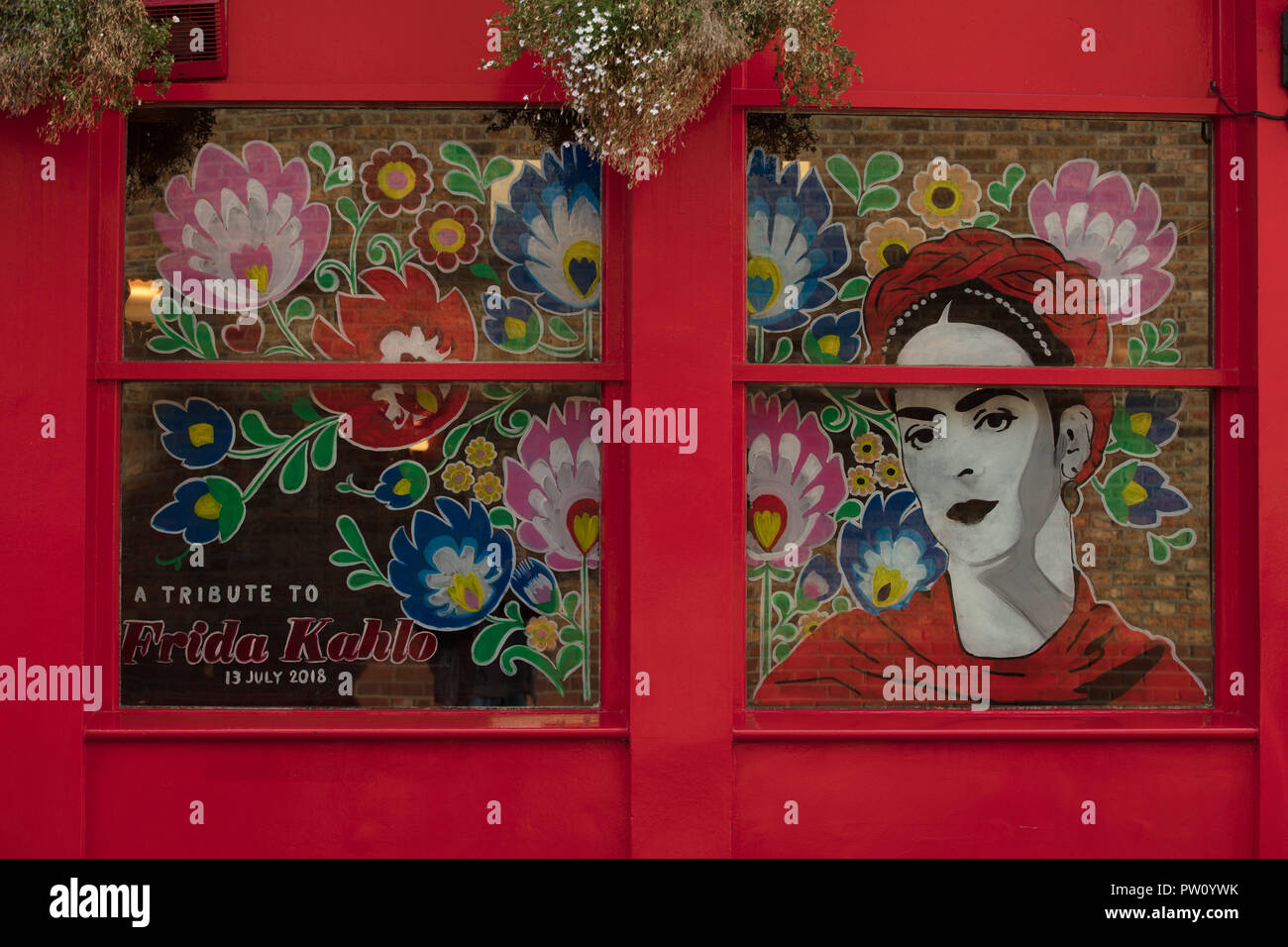 Un hommage à la peintre mexicaine Frida Kahlo peint sur les fenêtres du ...