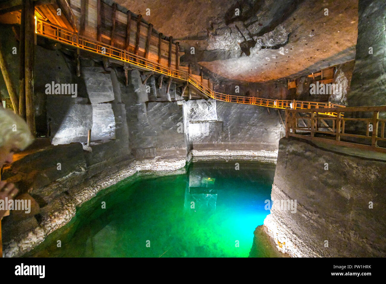 Le lac sous terre à la mine de sel de Wieliczka à Cracovie, Pologne ...
