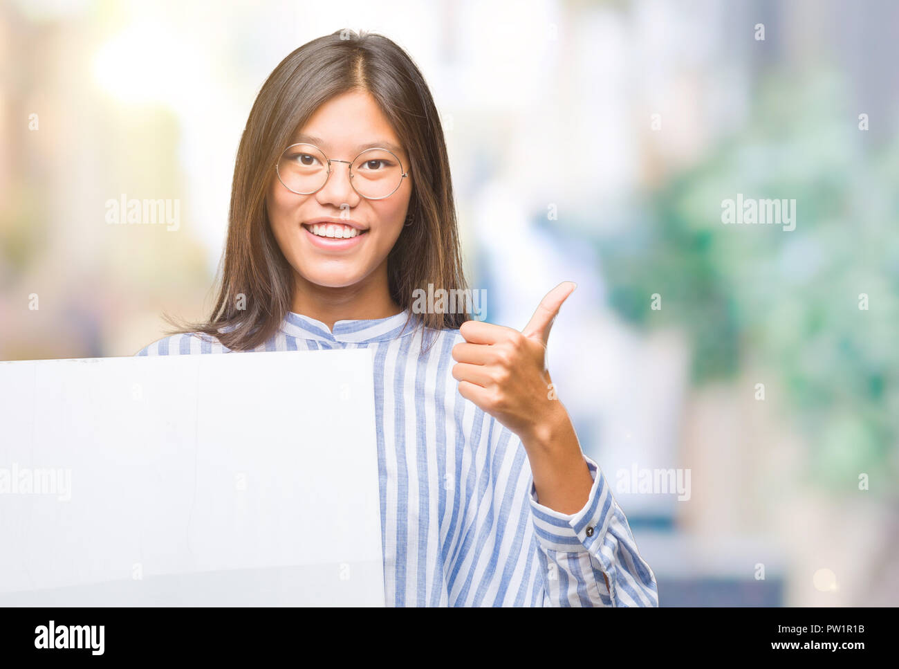 Young Asian woman holding fond isolé sur ouverture vierge heureux avec ...