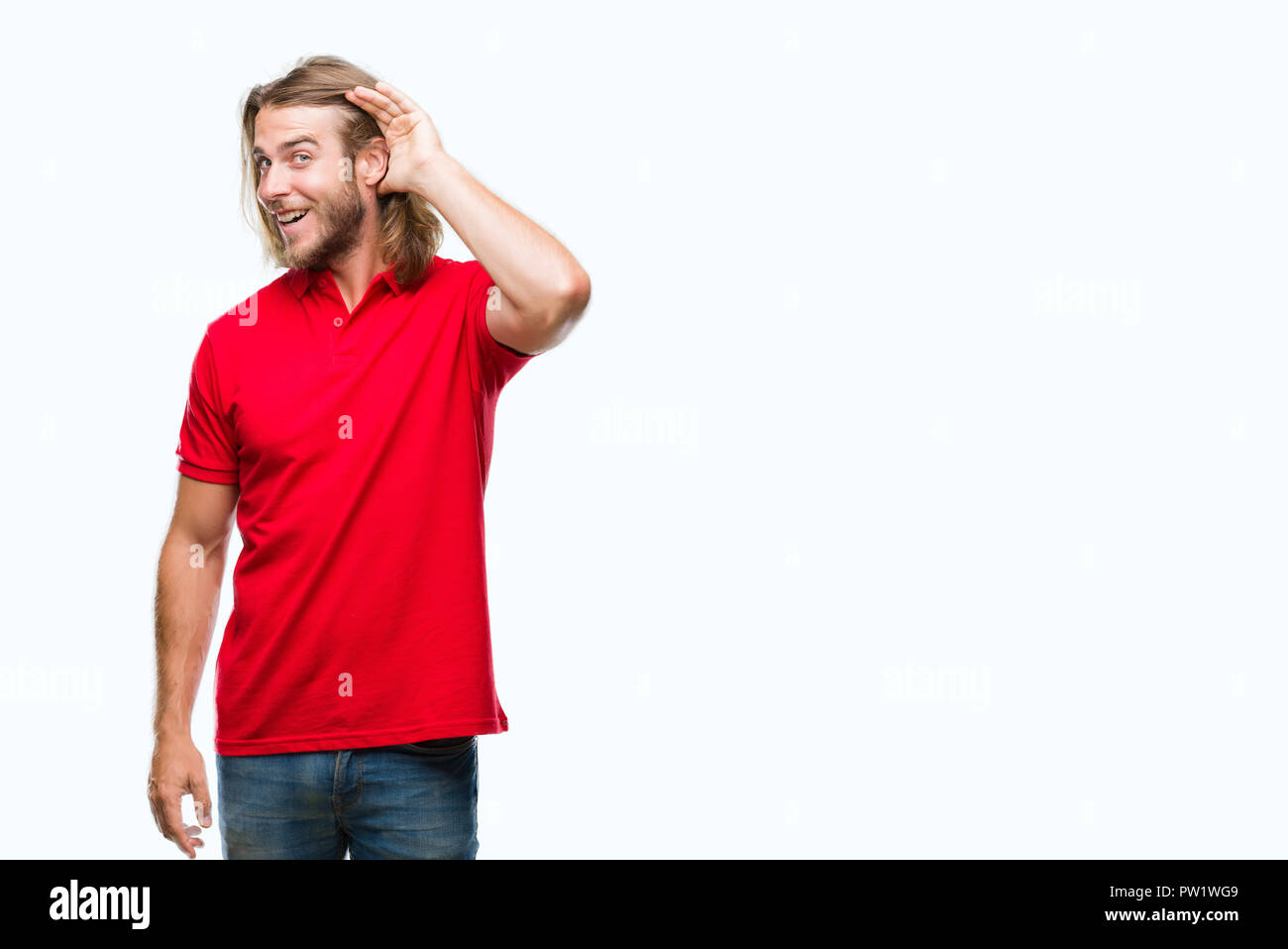 Jeune homme séduisant aux cheveux longs sur fond isolé smiling with ...