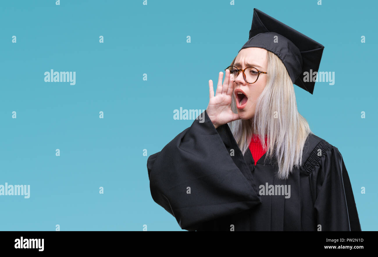 Young blonde woman wearing graduate uniforme sur fond isolé de crier et ...