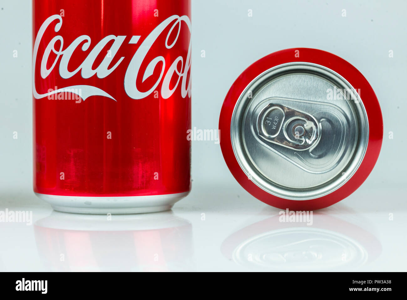 Fizzy drinks cans Banque de photographies et d’images à haute ...