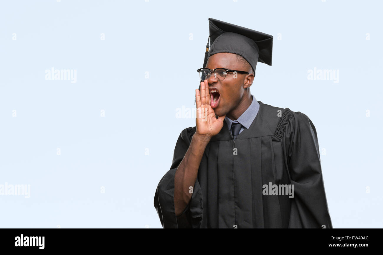 Les jeunes diplômés african american man sur fond isolé de crier et de ...
