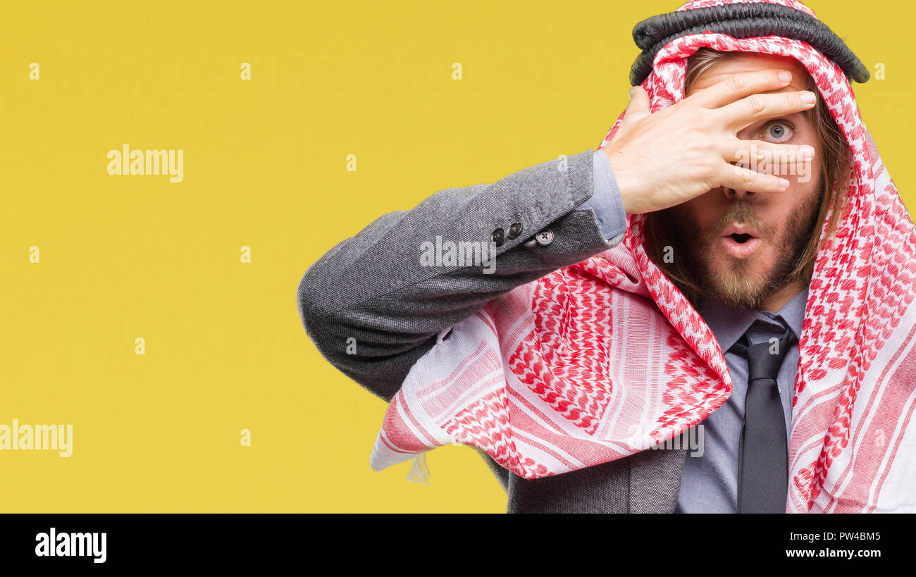 Beau jeune homme arabe aux cheveux longs portant keffieh sur fond isolé ...