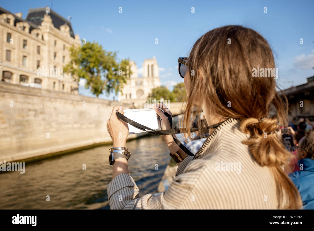 Jeune femme bénéficiant d'un paysage magnifique vue sur la rivière avec la cathédrale Notre-Dame ...