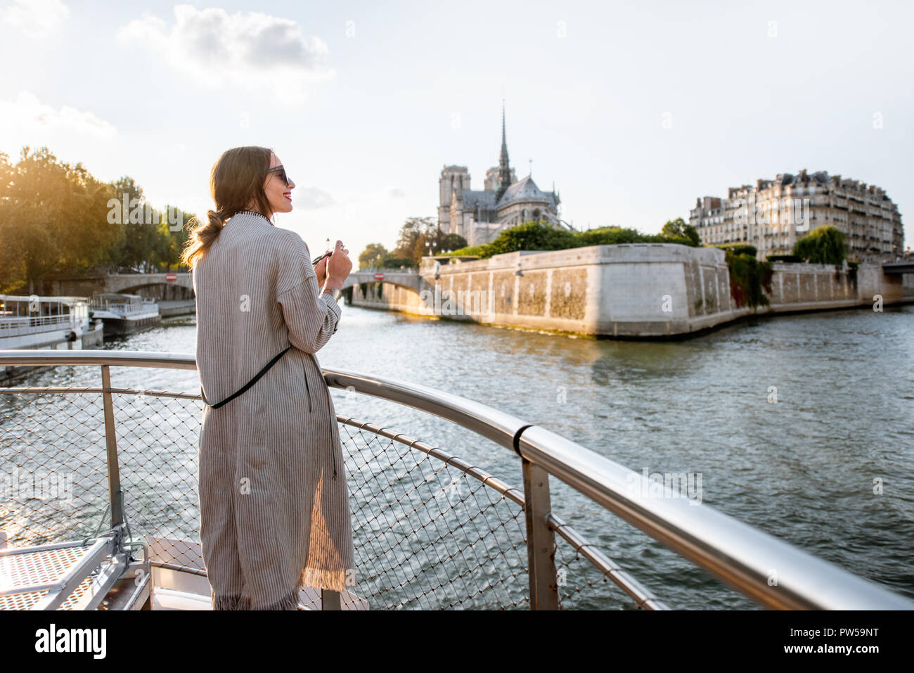 Jeune femme bénéficiant d'un paysage magnifique vue sur la rivière avec la cathédrale Notre-Dame ...
