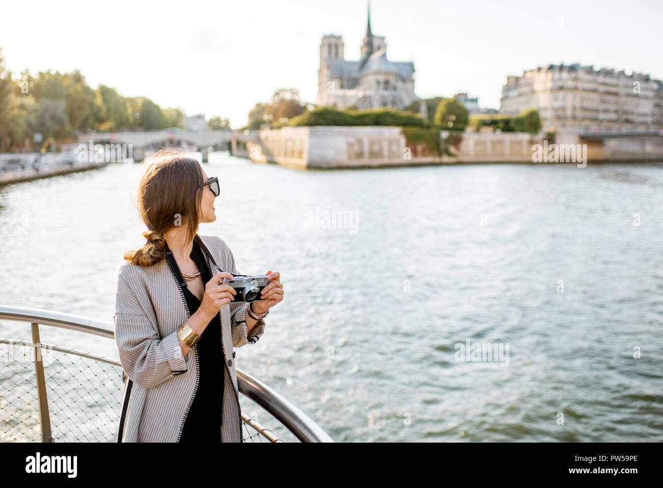 Jeune femme bénéficiant d'un paysage magnifique vue sur la rivière avec la cathédrale Notre-Dame ...