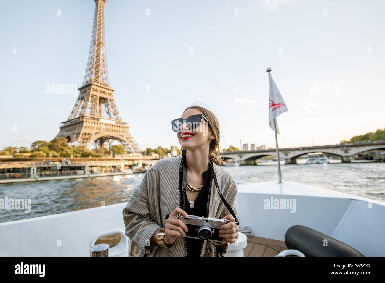 Jeune femme admirant le paysage magnifique vue sur la rivière avec la tour Eiffel depuis le ...