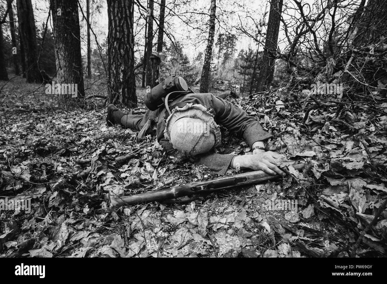 Dead soldier ww2 Banque de photographies et d’images à haute résolution ...