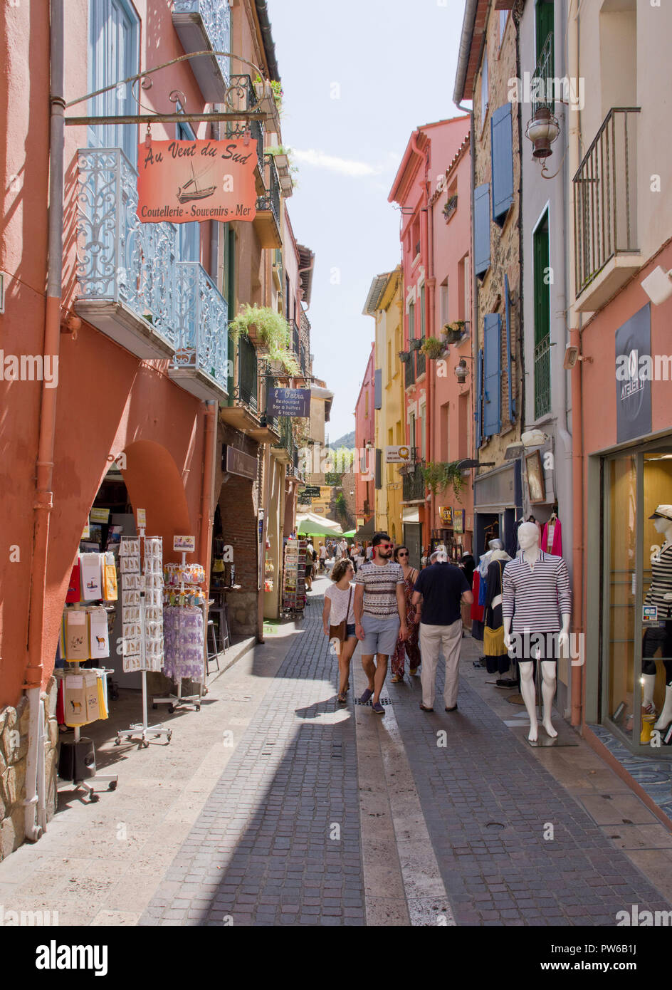 Collioure street Banque de photographies et d’images à haute résolution ...