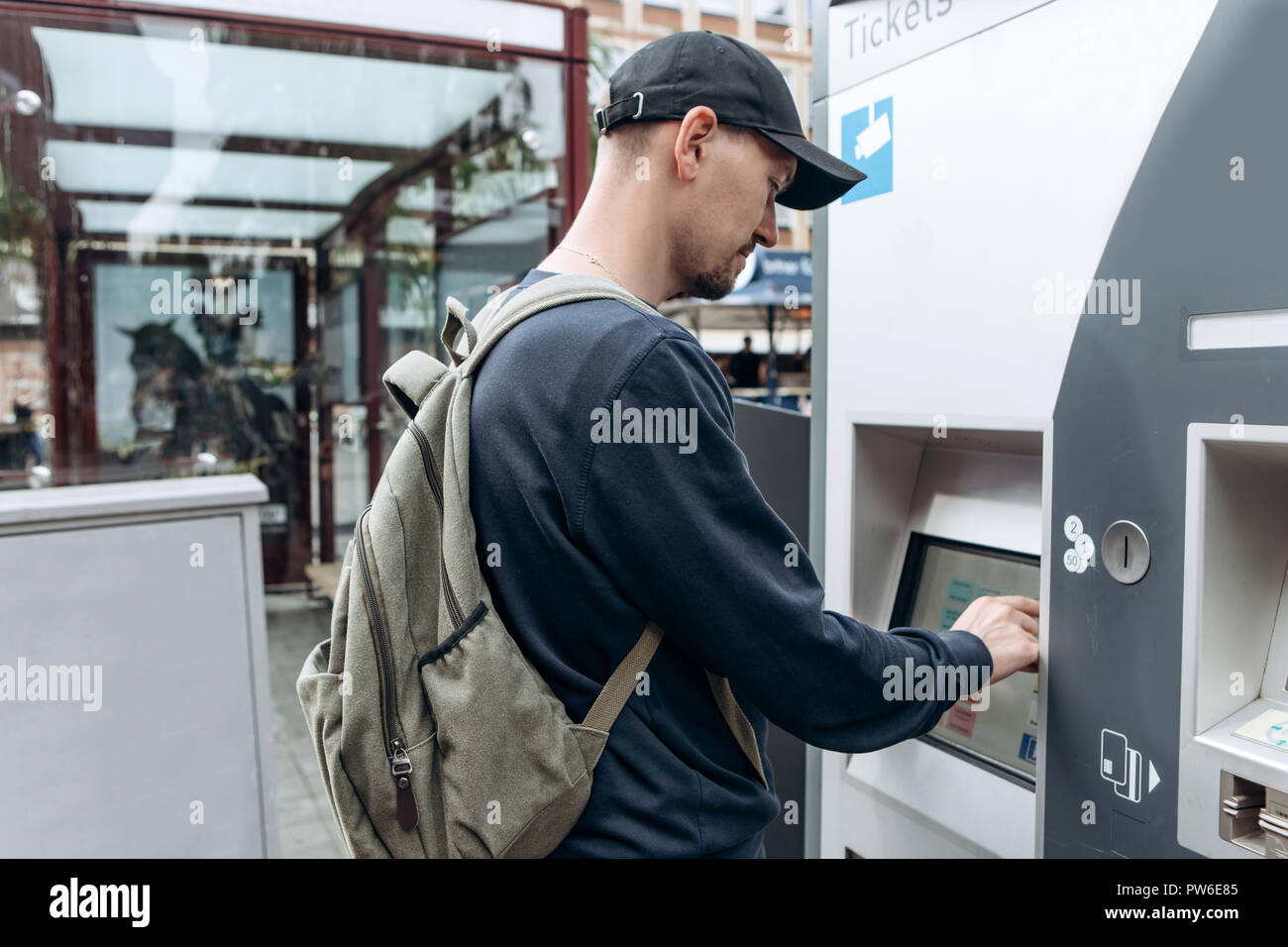 Distributeur automatique de billets en libre service Banque de ...