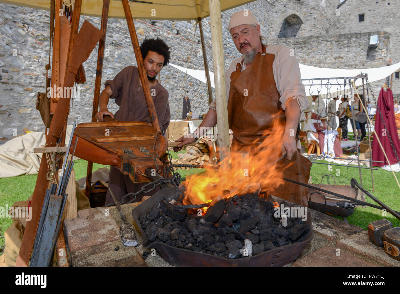 Forgeron moyen âge Banque de photographies et d’images à haute ...