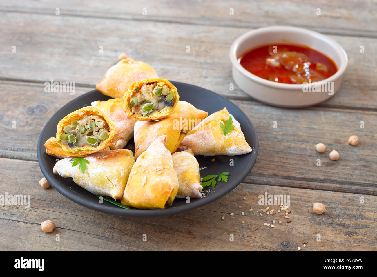 Indian samosas Banque de photographies et d’images à haute résolution ...