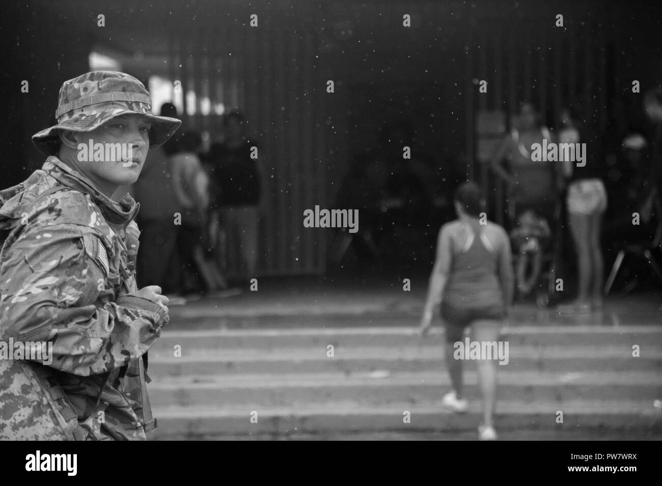 L'ARMÉE AMÉRICAINE Cpt. Benjamin Stork, médecin de la 101e Brigade d ...