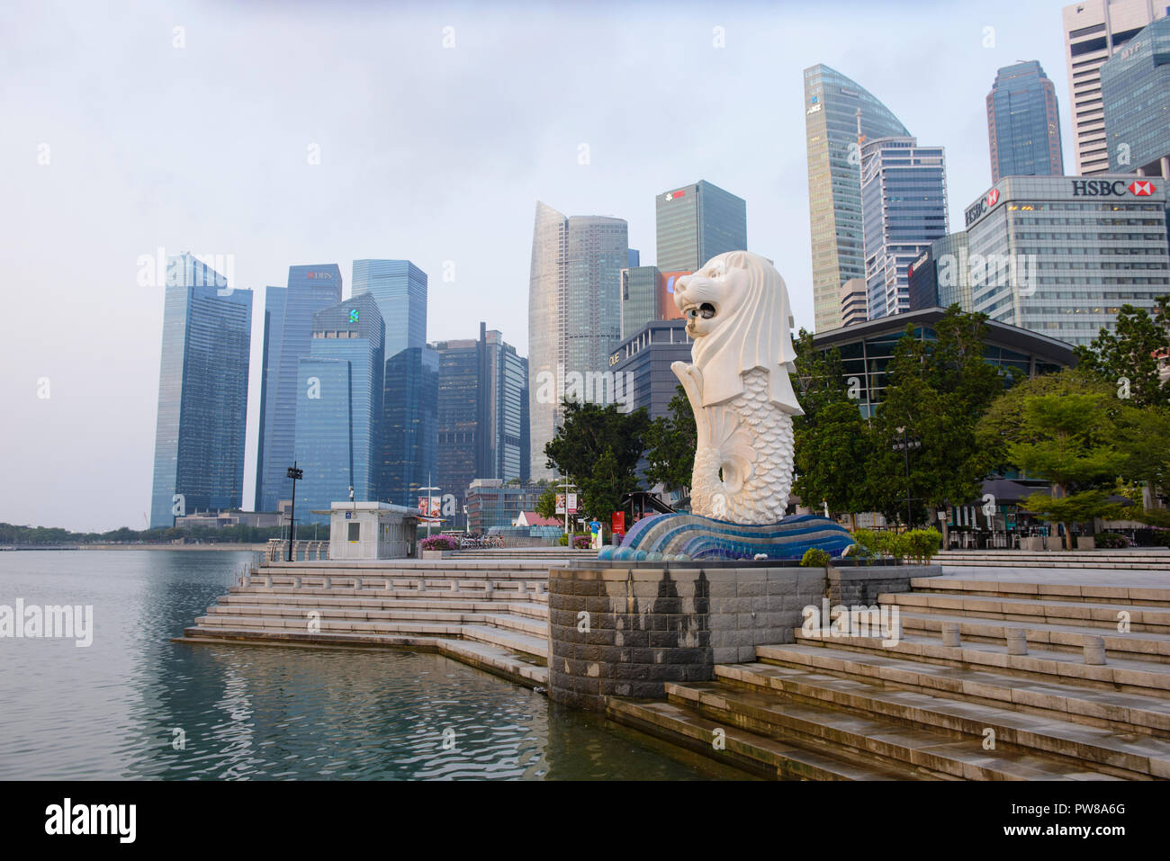 Le Merlion Park à Singapour. Statue du Merlion est un lieu célèbre en ...