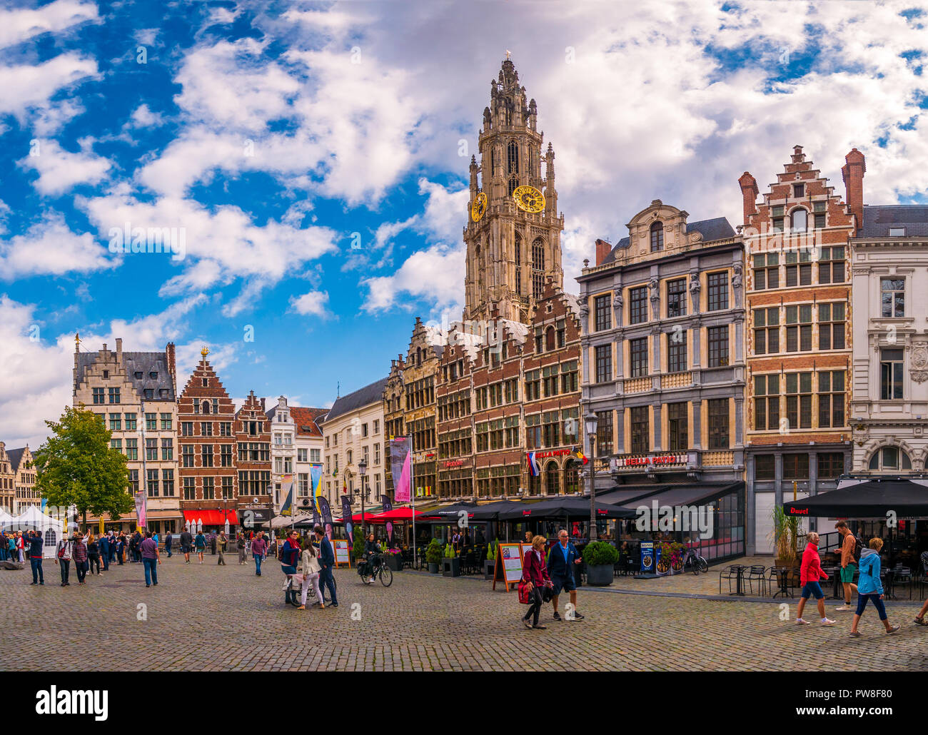 Anvers, Belgique - 25 août 2018 : place du marché et cathédrale de ...