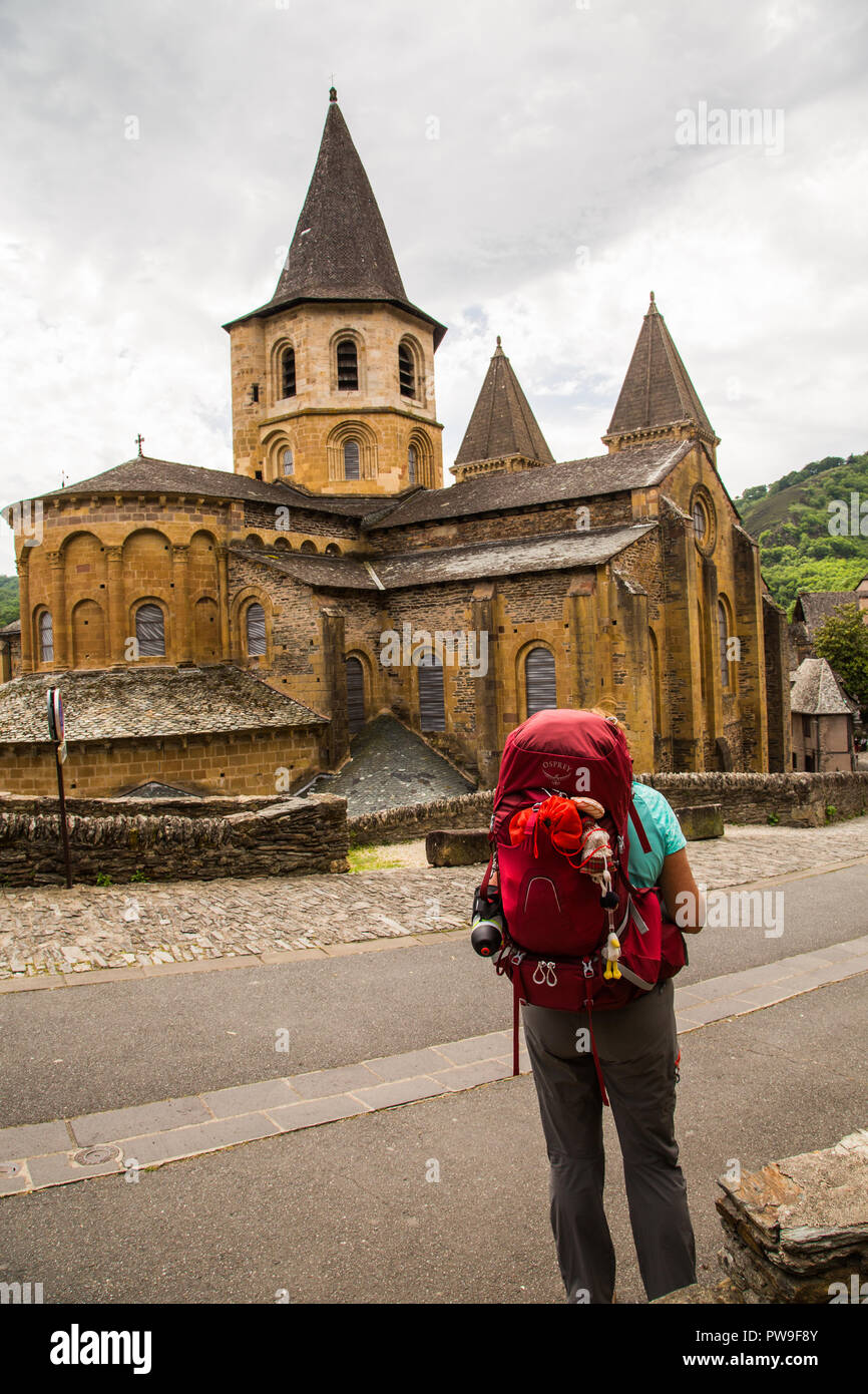 La Marche des Pèlerins le chemin à travers la ville de Conques en ...