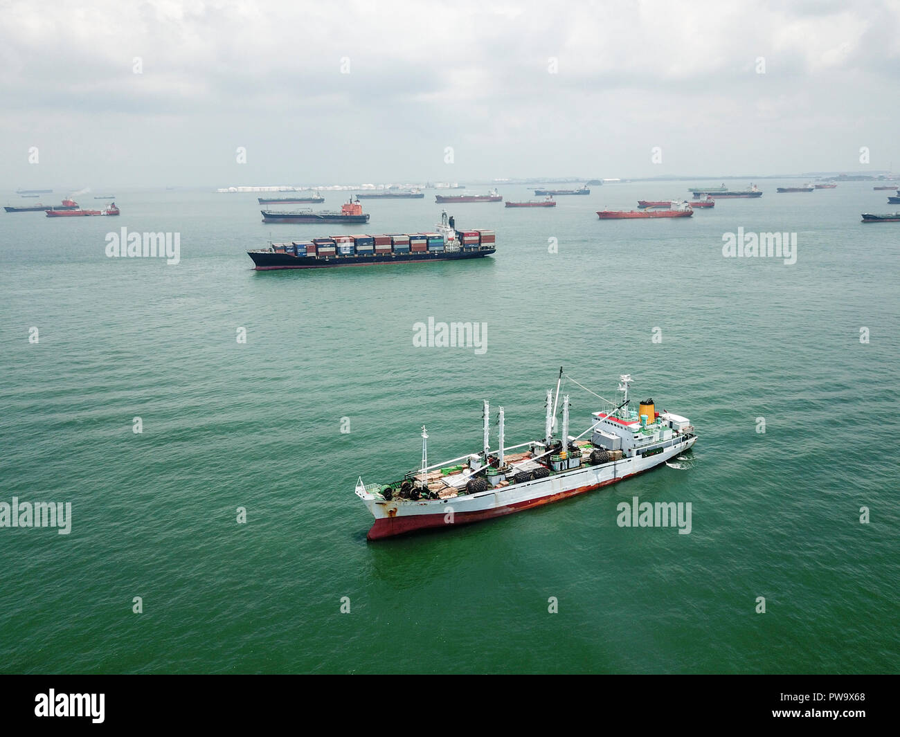 Vue aérienne Drone de navires porte-conteneurs et les pétroliers en ...