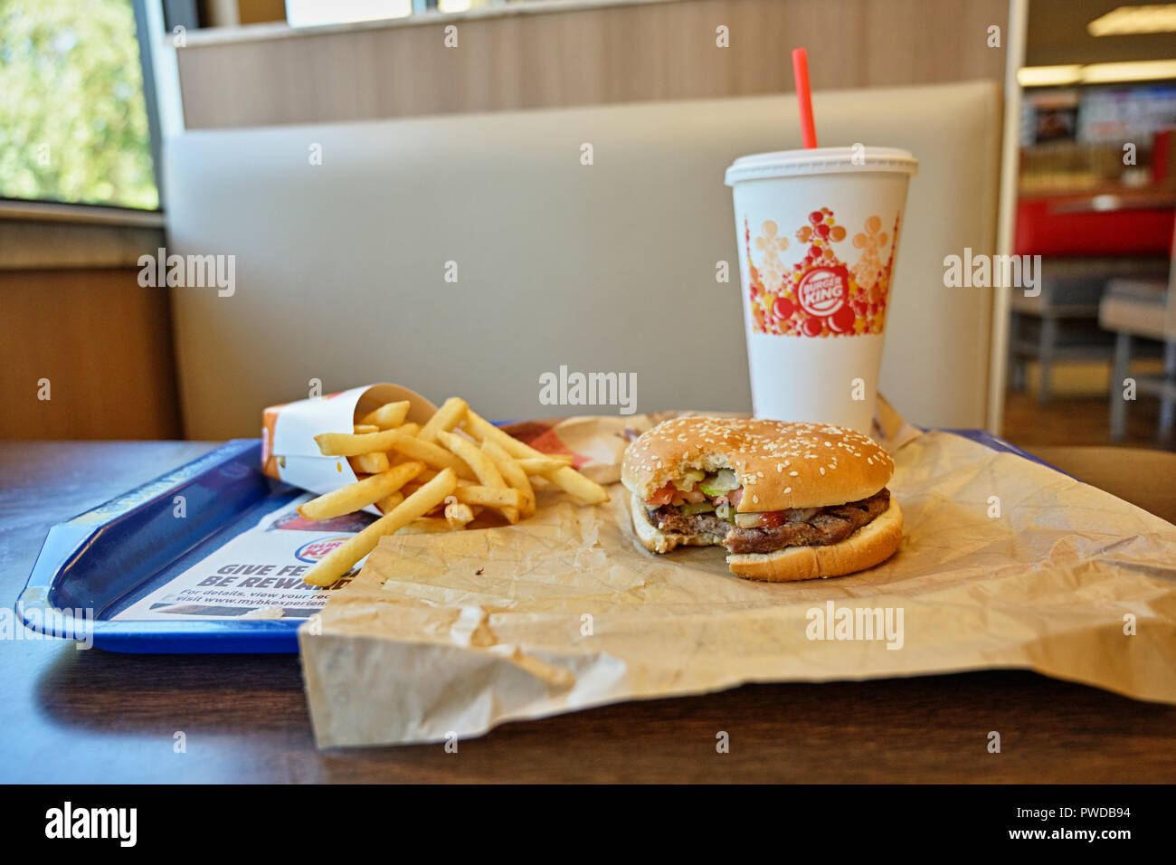 Burger King Whopper hamburger, frites et boisson froide repas sur le ...
