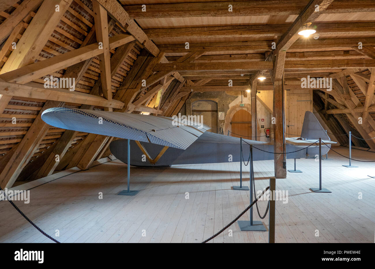 Une réplique de la 'Queue' Colditz glider dans l'espace loft construit ...