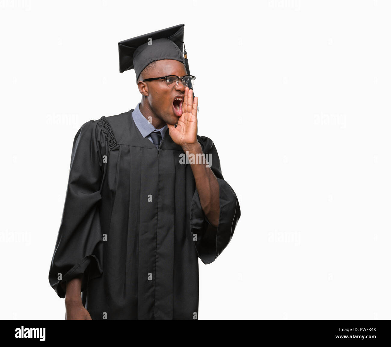 Les jeunes diplômés african american man sur fond isolé de crier et de ...
