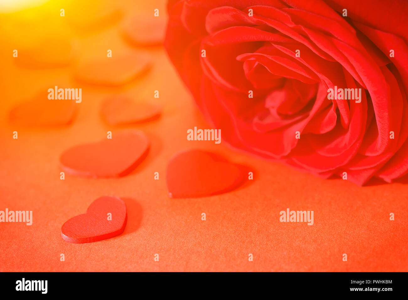 Fond rouge avec des coeurs pour la saint valentin Banque de ...