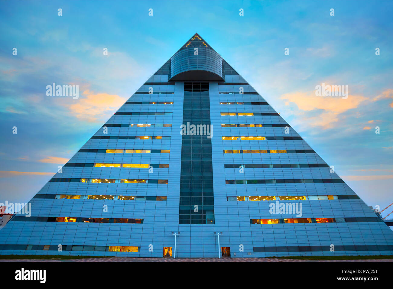 Triangle shaped building Banque de photographies et d’images à haute ...