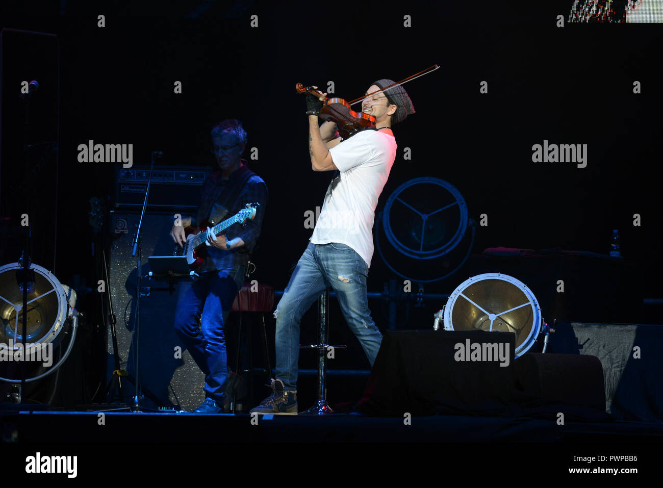 Le violoniste David Garrett en prestation au Palalottomatica de Rome ...