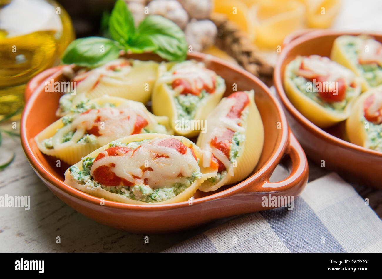 Coquilles de pâtes farcies au fromage ricotta et épinards Photo Stock ...