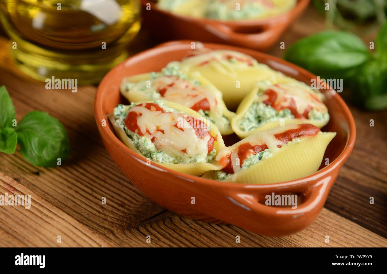 Coquilles de pâtes farcies au fromage ricotta et épinards Photo Stock ...