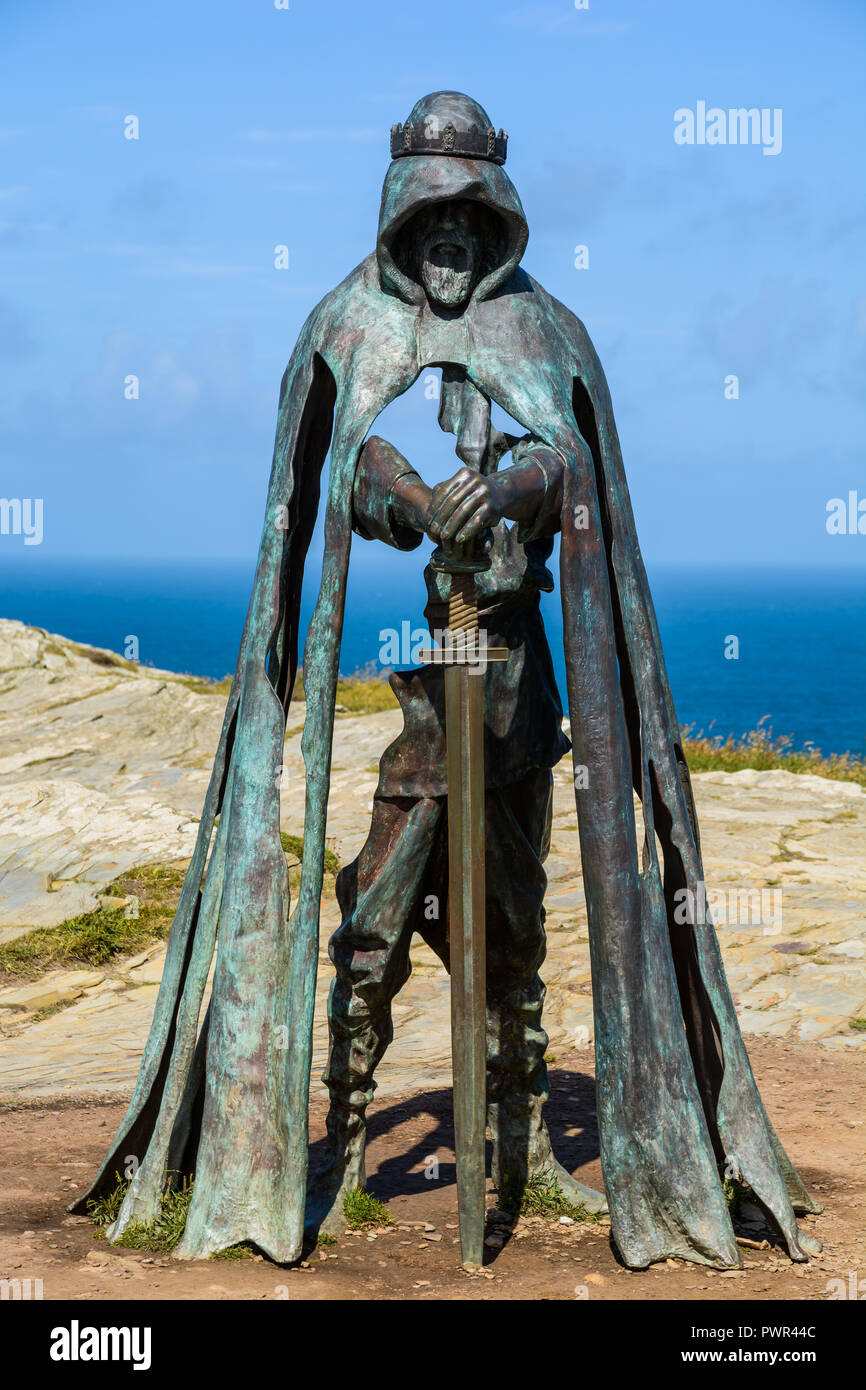 Statue du roi arthur en bronze au château de tintagel Banque de ...