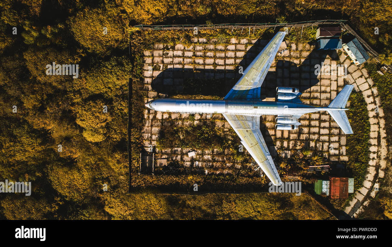 Vue aérienne de l'avion dans la forêt d'automne. Vue d'en haut. Beau ...