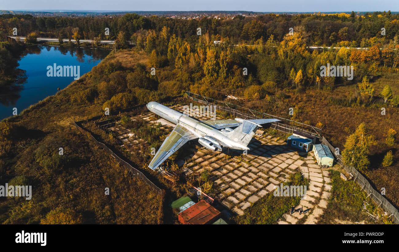 Vue aérienne de l'avion dans la forêt d'automne. Beau paysage d'automne ...