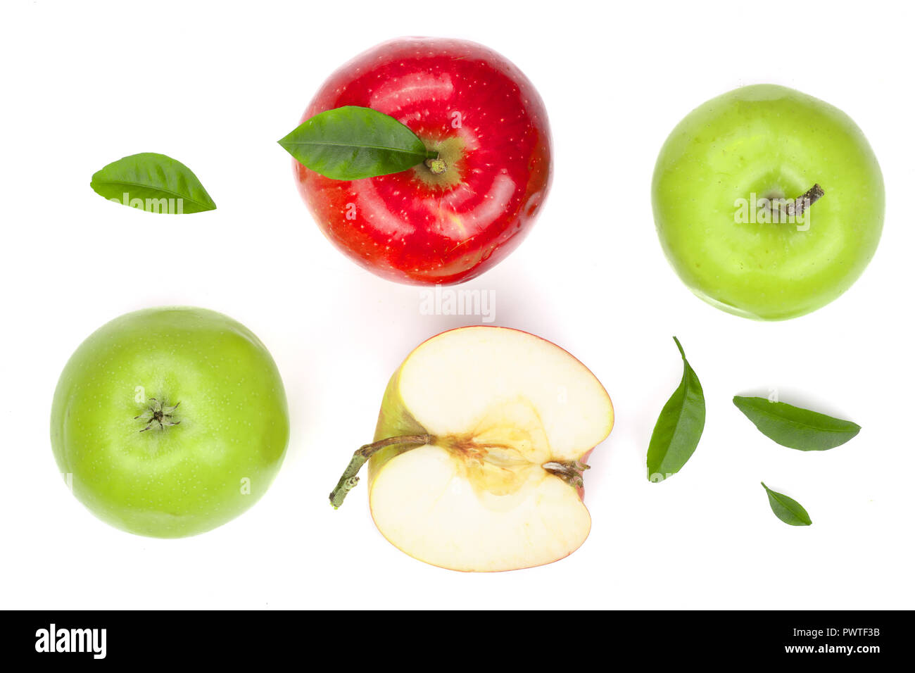 Des pommes rouges et vertes avec des tranches et feuilles isolées sur ...