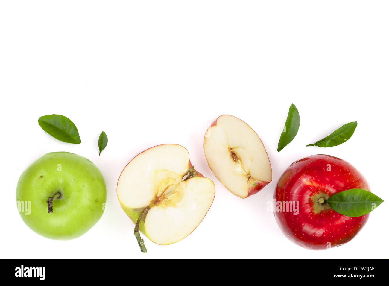 Des pommes rouges et vertes avec des tranches et feuilles isolées sur ...