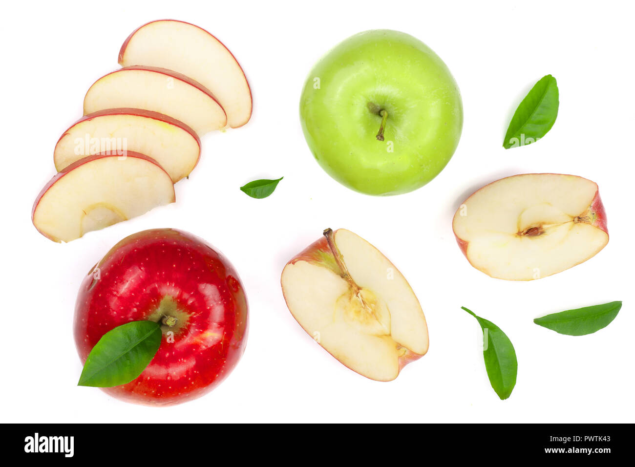 Des pommes rouges et vertes avec des tranches et feuilles isolées sur ...