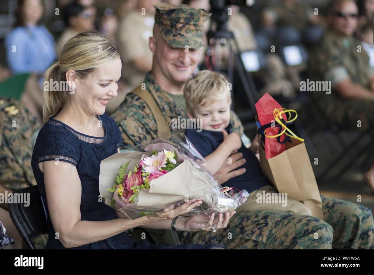 Mme Kimberly Shipley, épouse de l'ancien Marine Aircraft Group (MAG) 12 commandant, réagit à ...