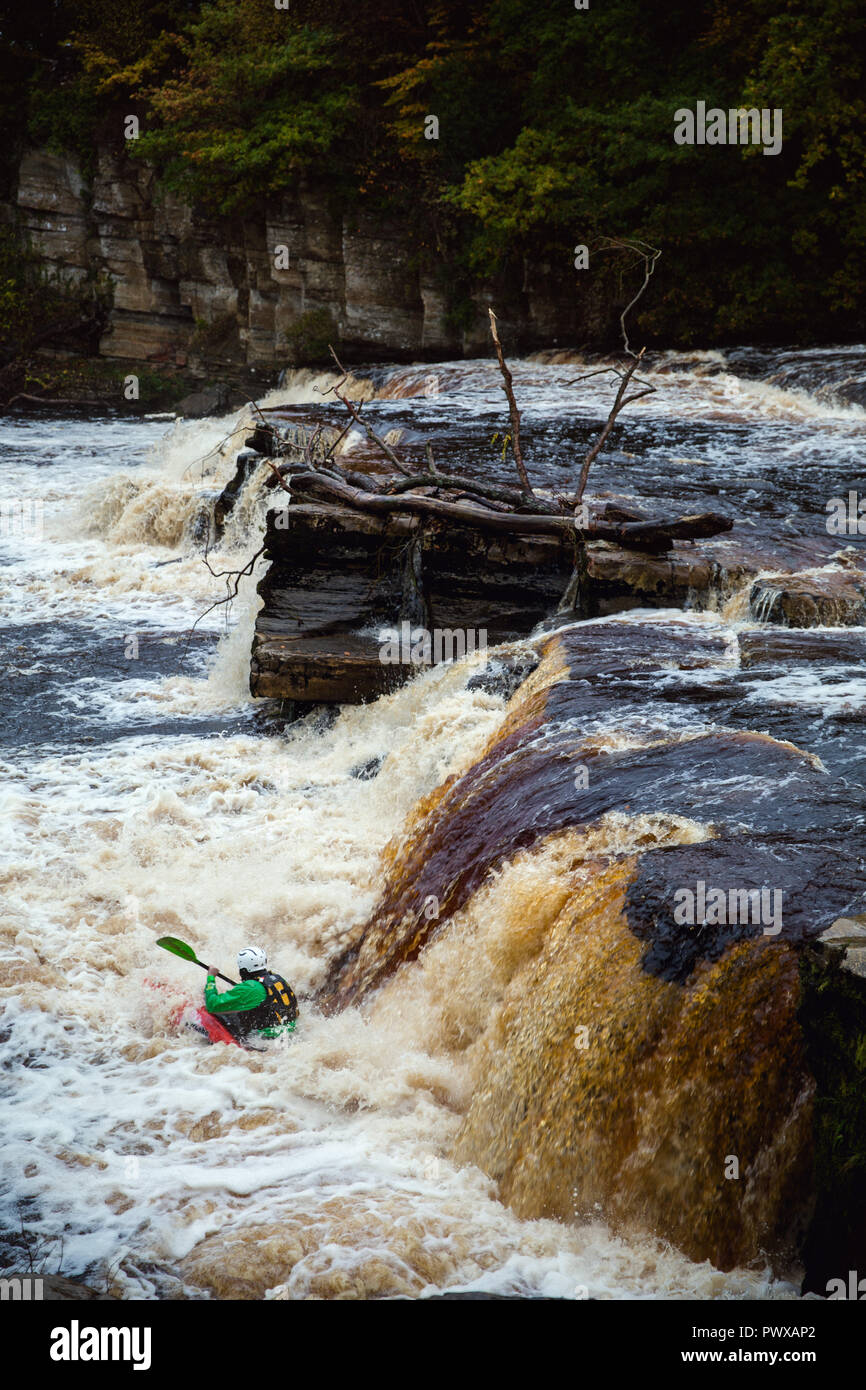 Kayak sur cascade Banque de photographies et d’images à haute ...