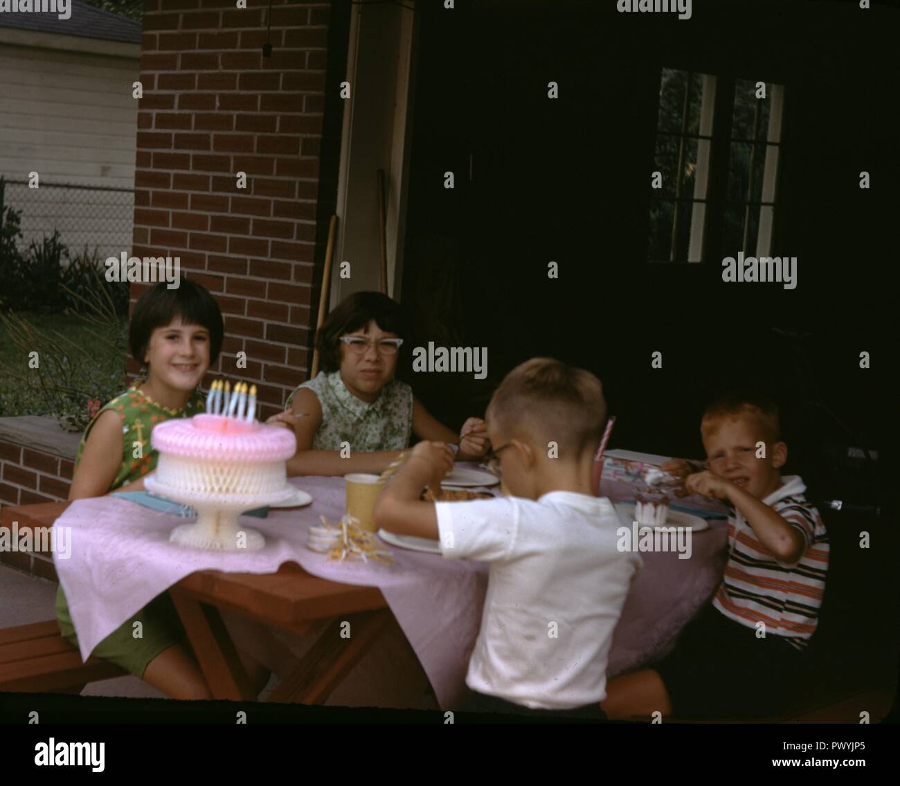 Repas famille 1965 vintage Banque de photographies et d’images à haute ...