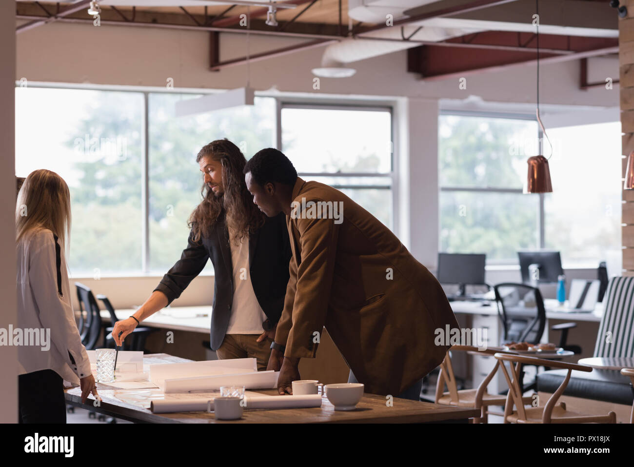 Jeunes parlant dessin Banque de photographies et d’images à haute ...