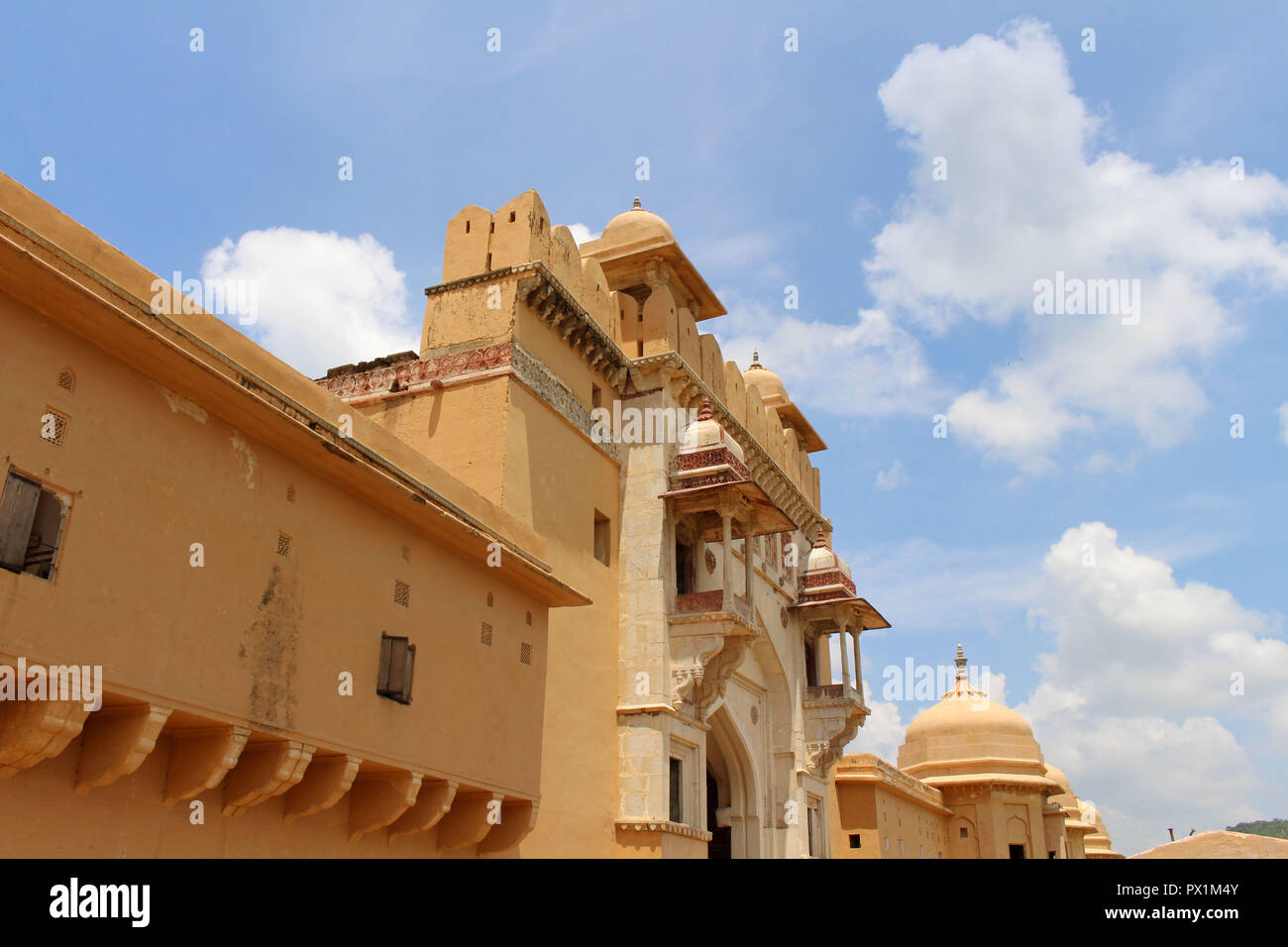 Amer (ou orange) Fort à Jaipur, vu de l'entrée. L'un des six Hill Forts ...