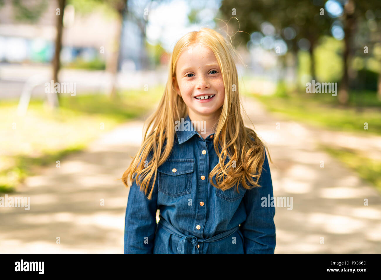 Une jeune fille enfant femelle Banque de photographies et d’images à ...