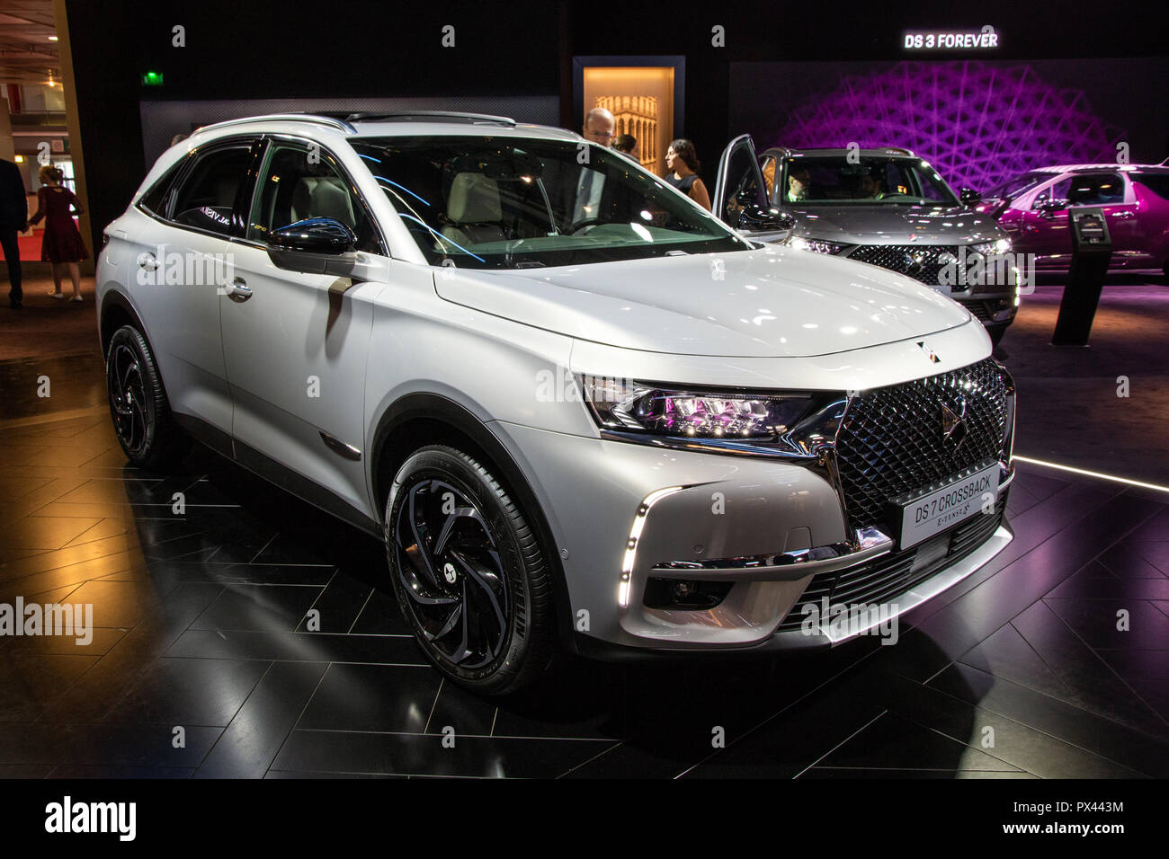 PARIS, le 2 octobre 2018 : Citroen DS7 E-Bond croisé arrière voiture ...