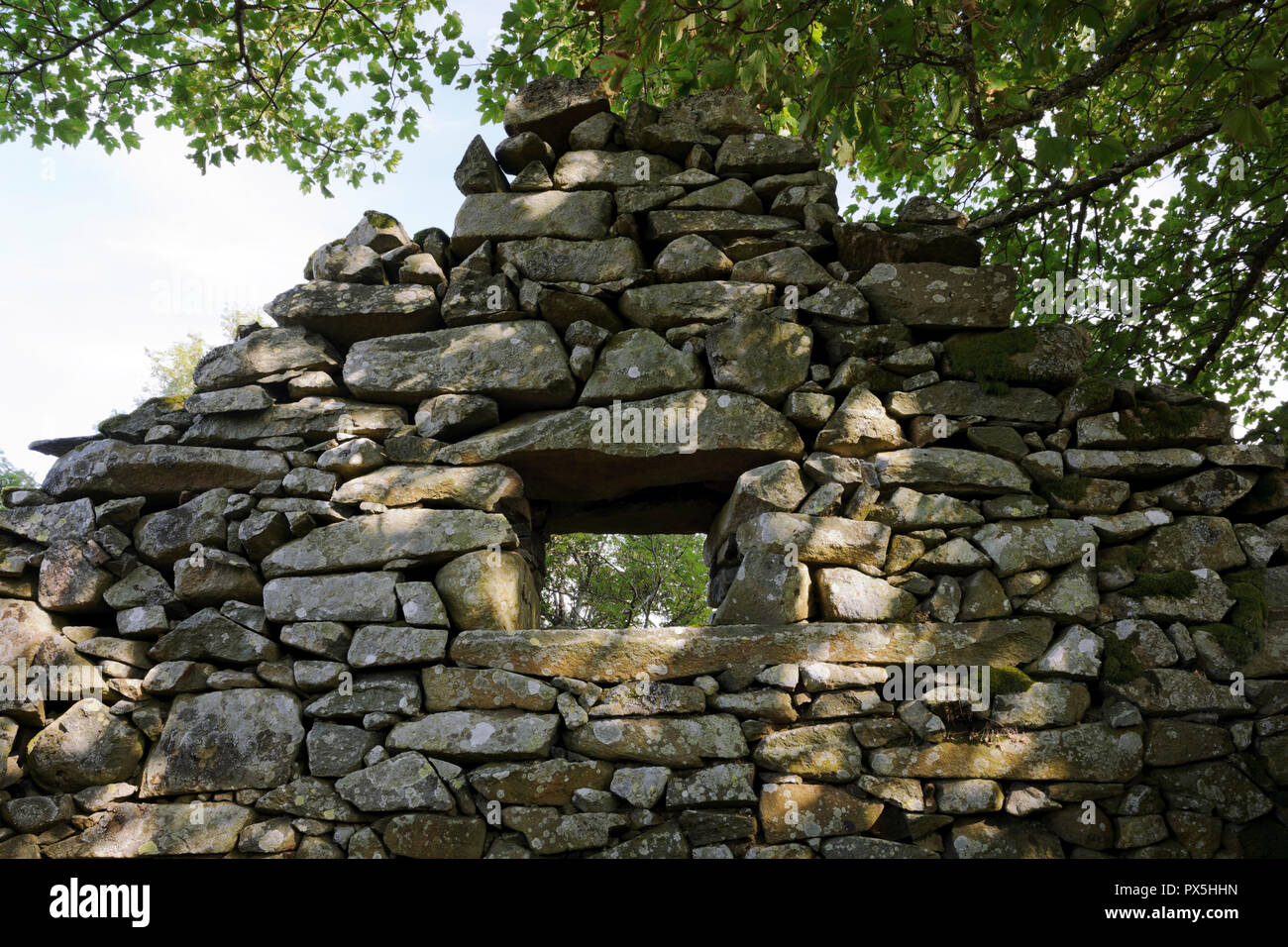 Mur de pignon construit en pierre Banque de photographies et d’images à ...