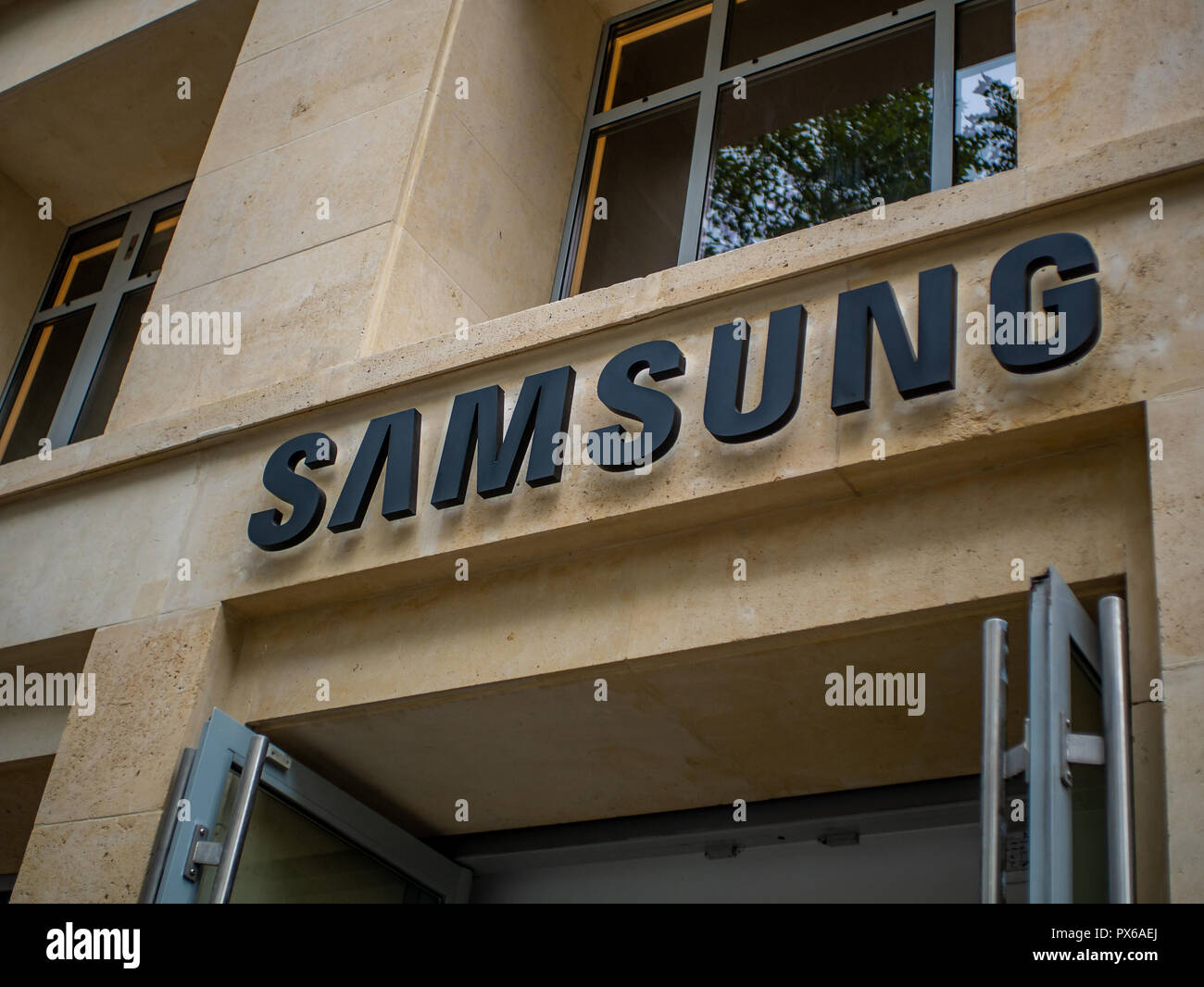 Paris, France - 15 août 2018 : Samsung store à Paris. Le groupe Samsung ...