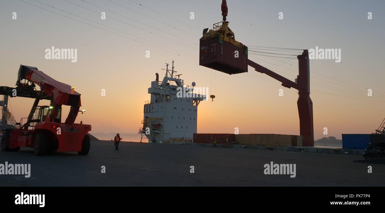 Un récipient de munitions est de vider le navire militaire sur le ...