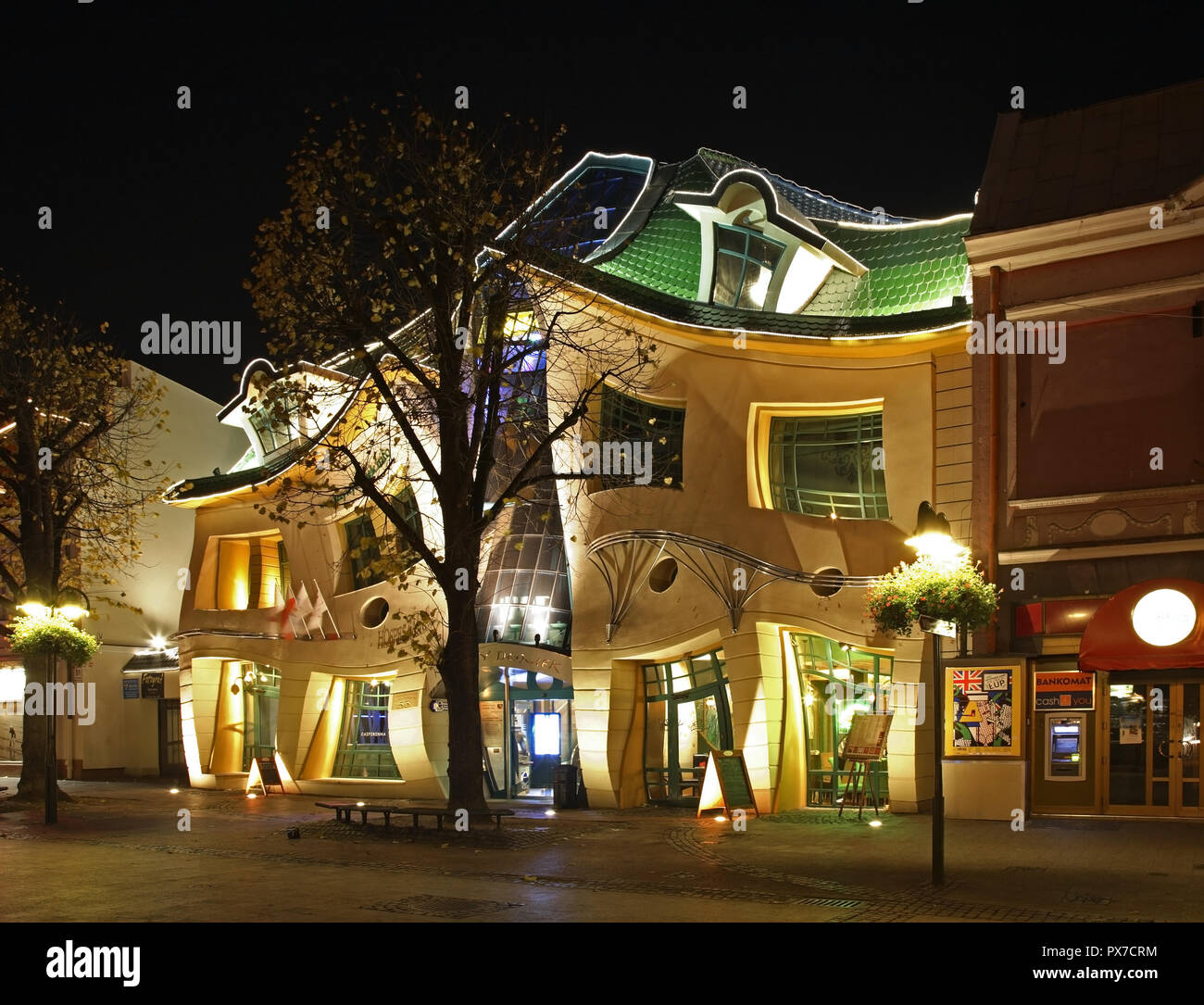 Maison tordue krzywy domek Banque de photographies et d’images à haute résolution - Alamy