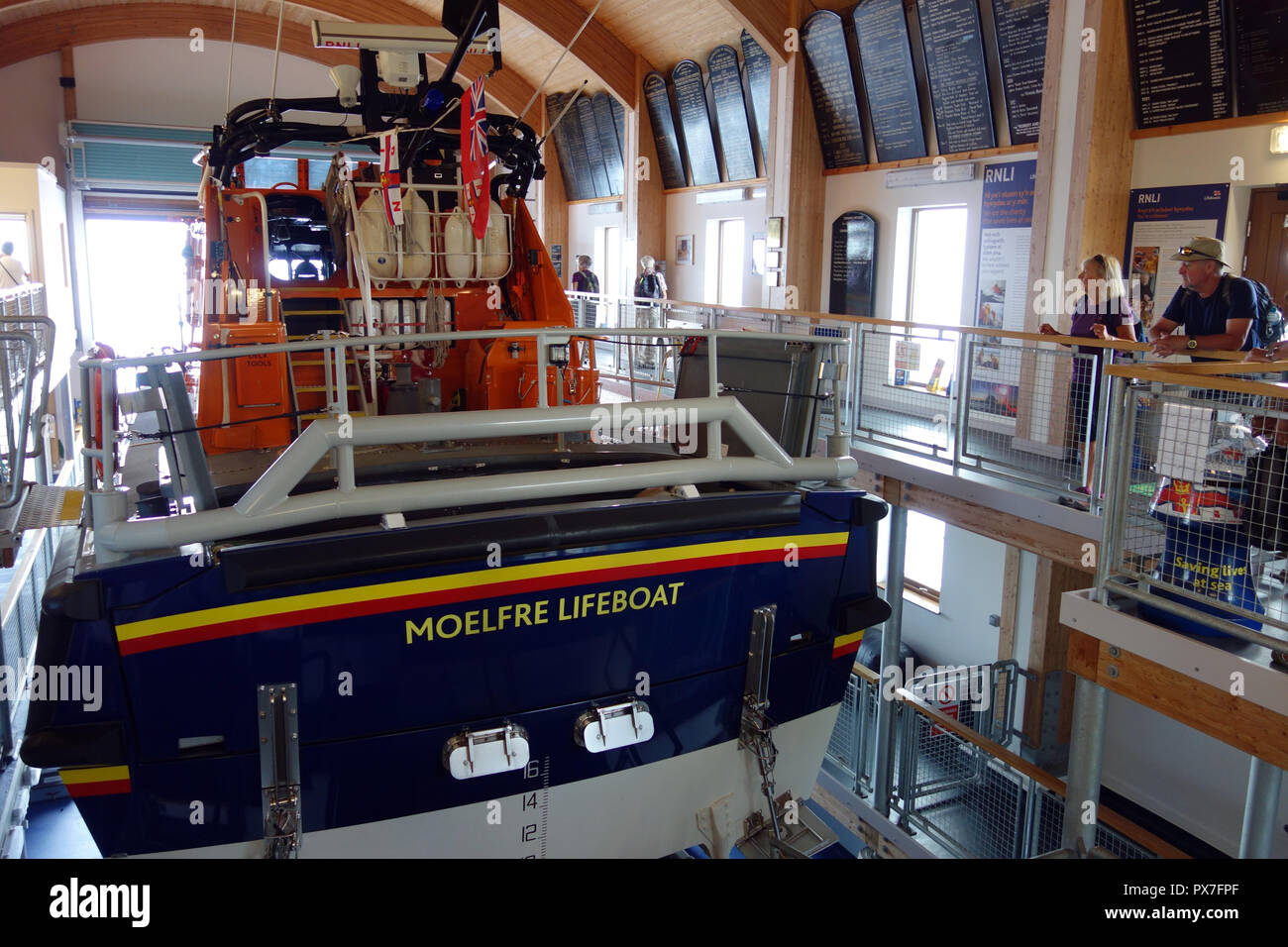 La classe Tamar RNLI Lifeboat (Kiwi) à l'intérieur de la station de ...