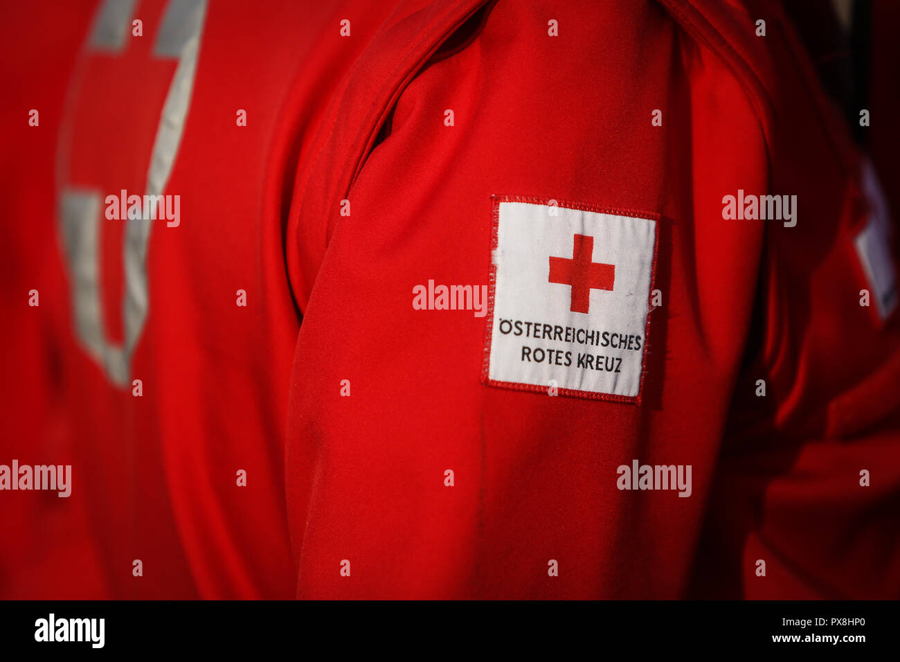Détails avec la Croix-Rouge autrichienne symbole sur un uniforme Photo ...