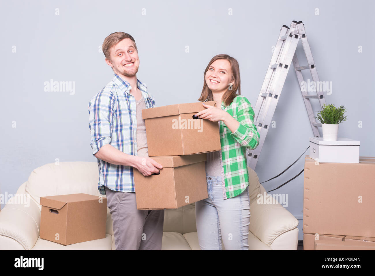 Famille, nouvel appartement, d'émotions et de réinstallation concept ...